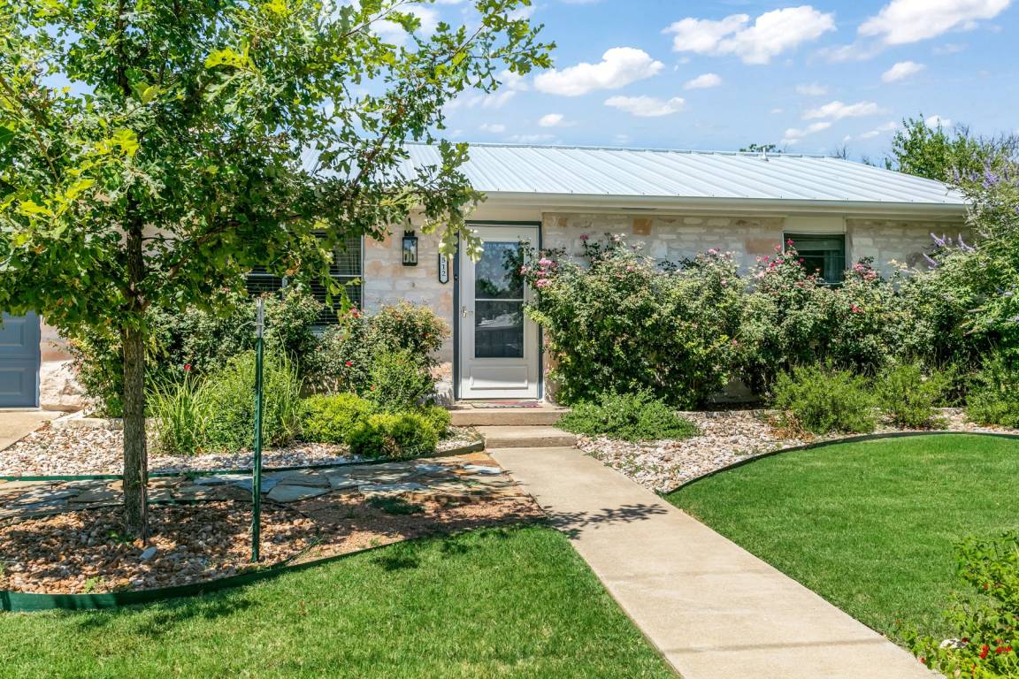 House ∙ 2 Bedrooms ∙ 4 Guests - Fredericksburg, TX