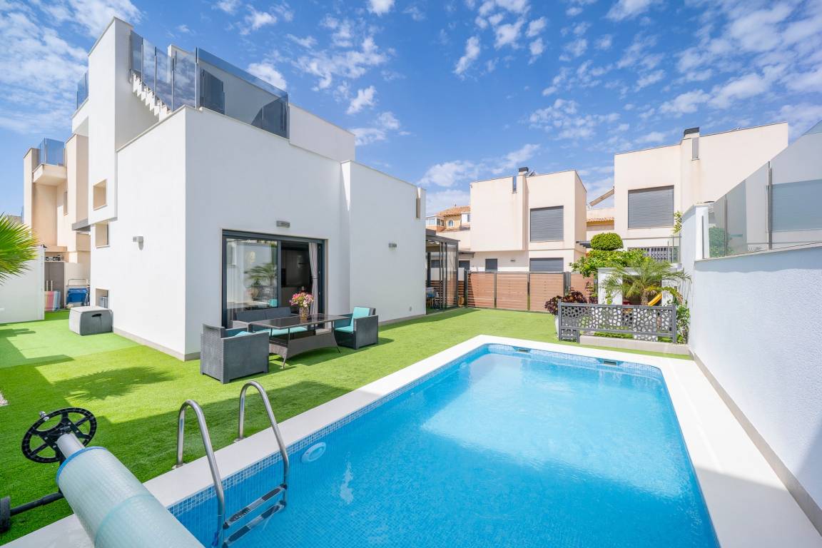 190 M² Maison De Vacances ∙ 4 Chambres ∙ 8 Personnes - Torrevieja