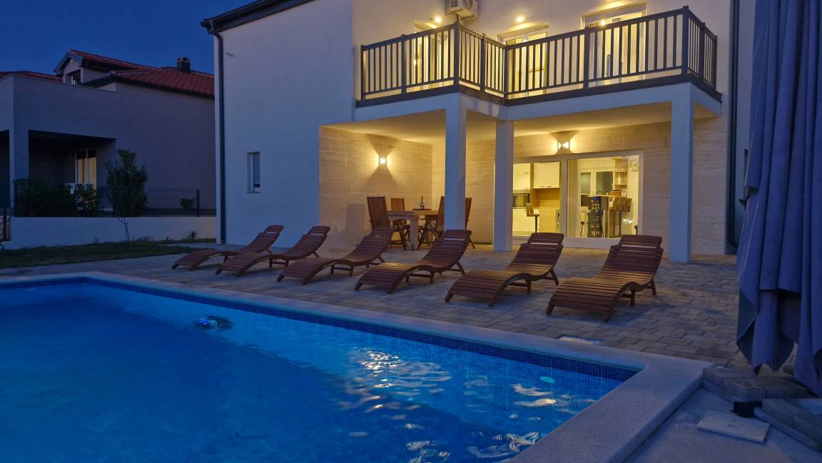 150 M² Maison De Vacances ∙ 3 Chambres ∙ 6 Personnes - Nin
