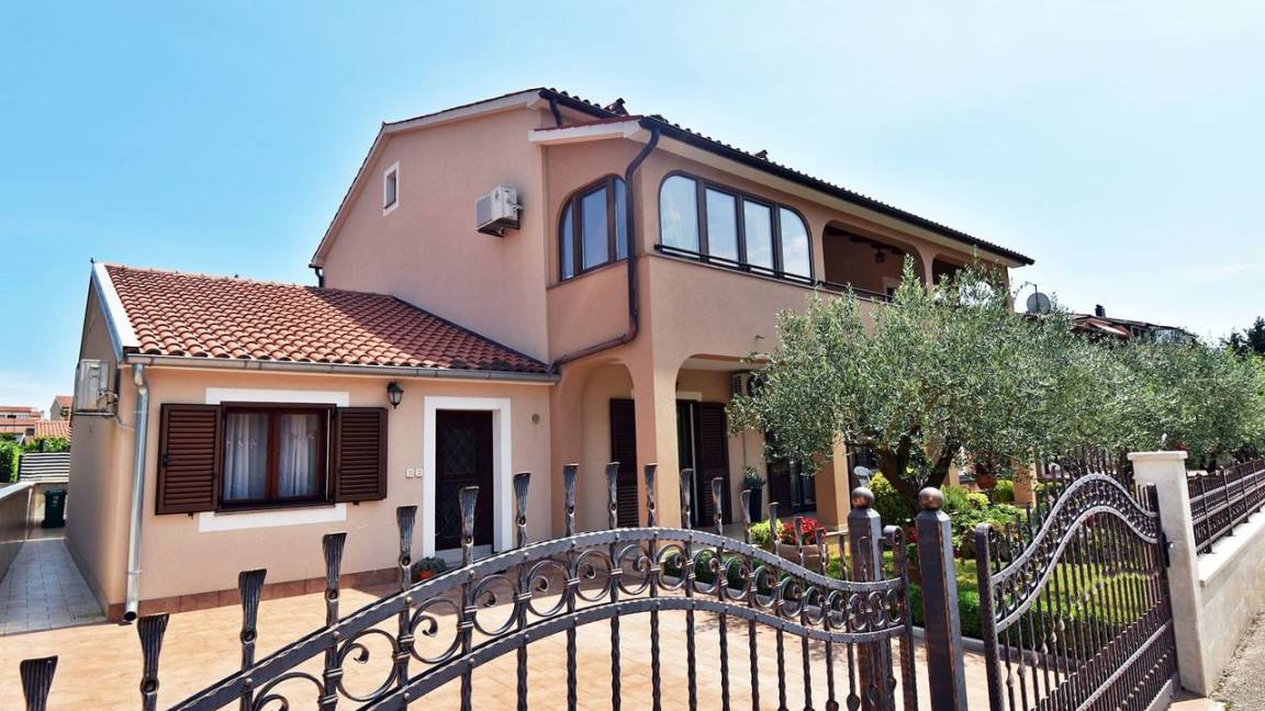 110 M² Ferienwohnung ∙ 3 Schlafzimmer ∙ 7 Gäste - Pula