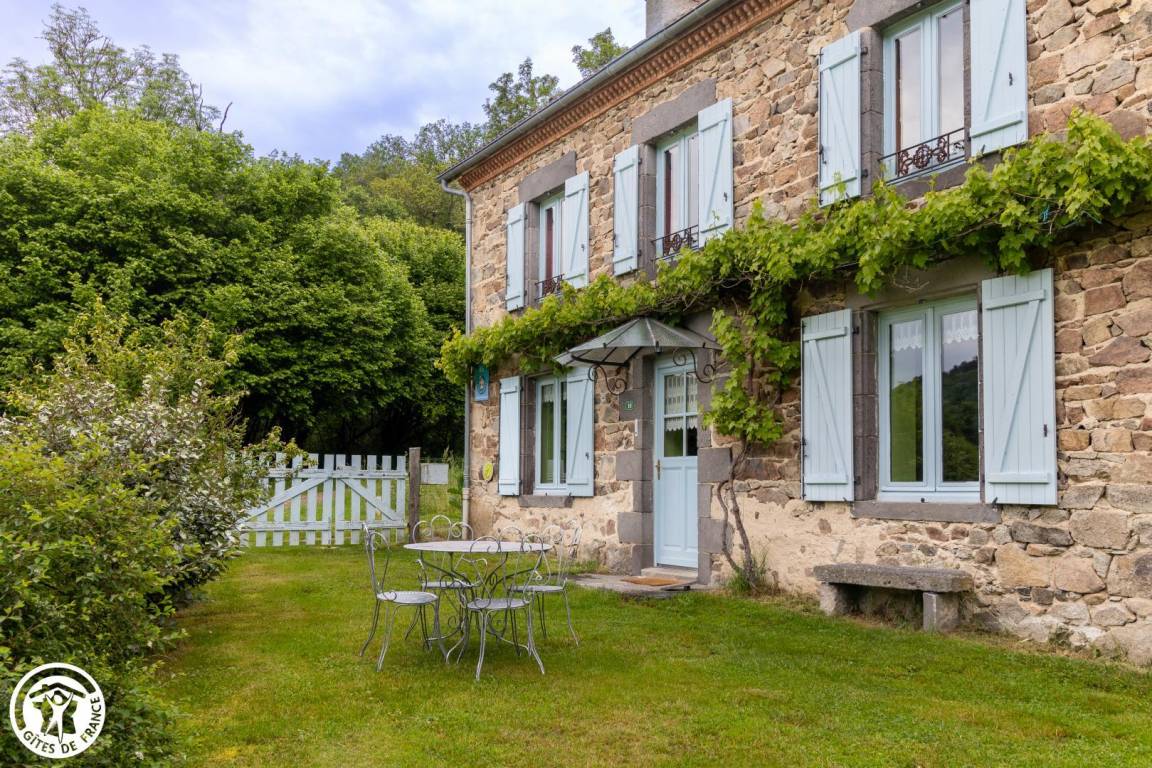 210 M² Gîte ∙ 3 Chambres ∙ 9 Personnes - Auvergne