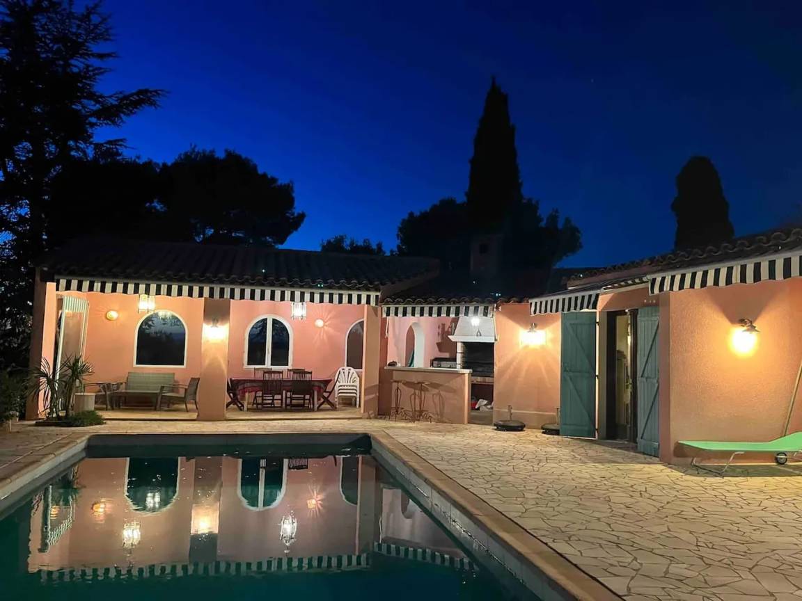 180 M² Villa ∙ 5 Chambres ∙ 13 Personnes - Vias
