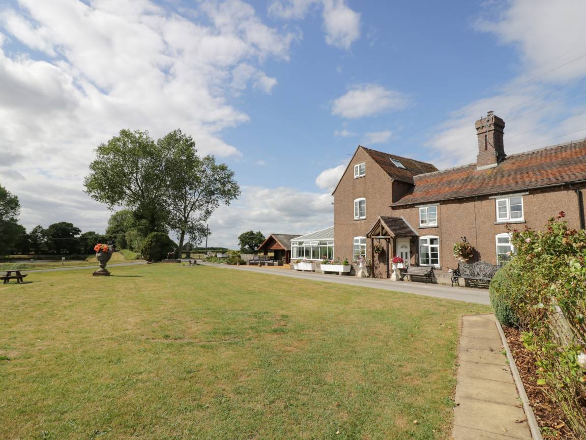 Cottage ∙ 8 Bedrooms ∙ 16 Guests - Stafford (UK)
