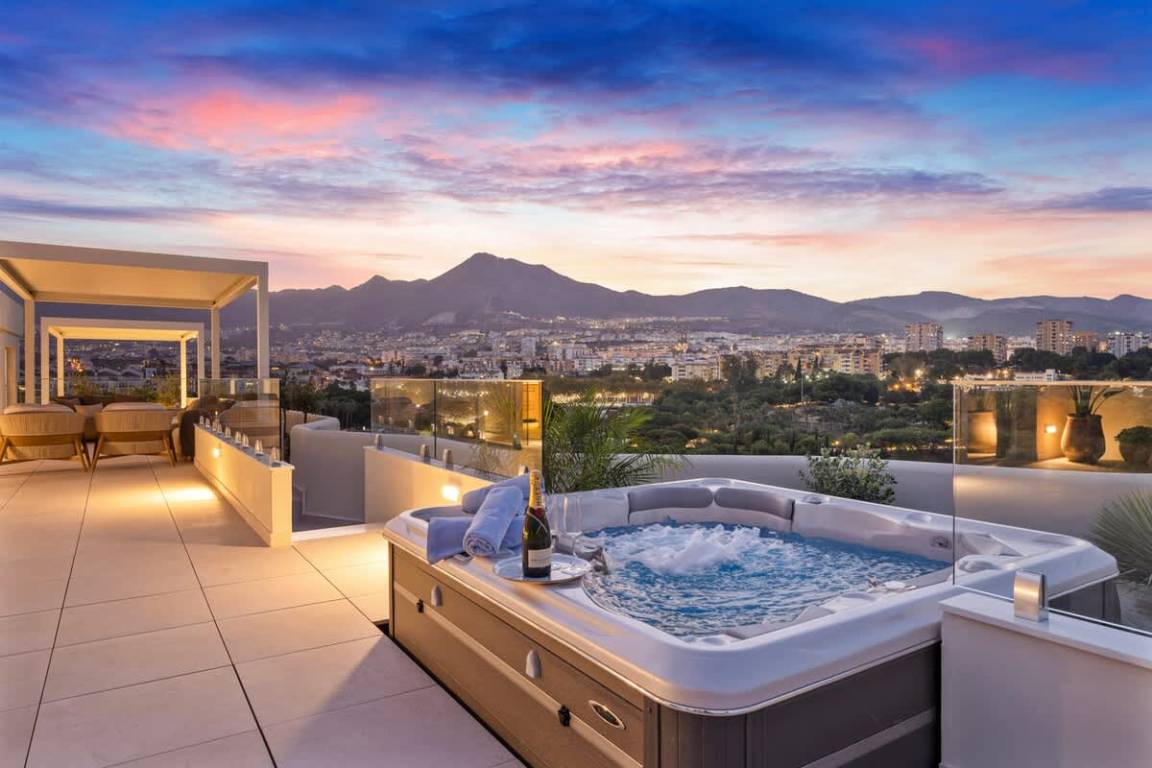 300 M² House ∙ 3 Bedrooms ∙ 7 Guests - Torremolinos