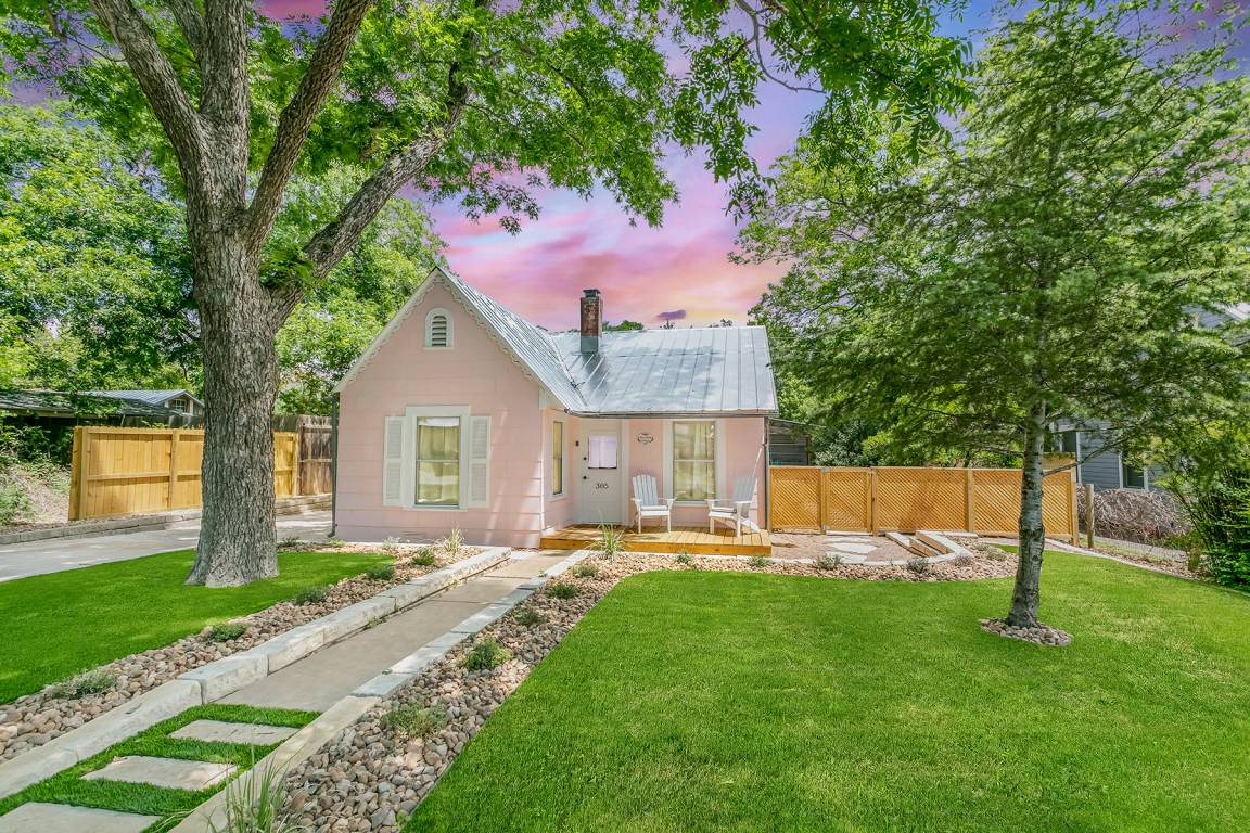 House ∙ 2 Bedrooms ∙ 6 Guests - Fredericksburg, TX