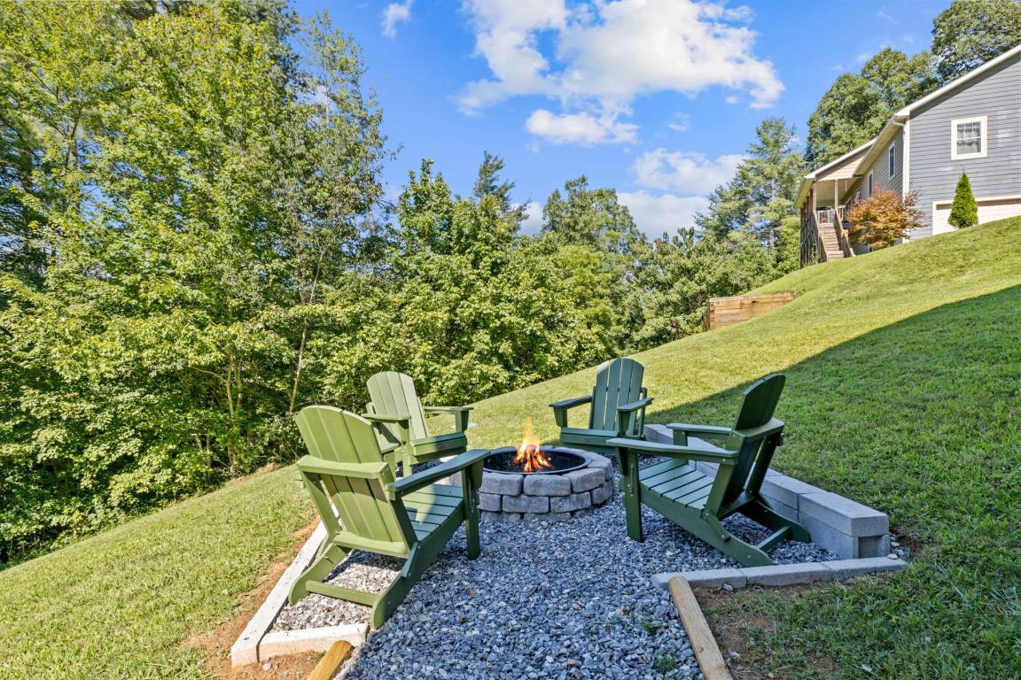 226 M² House ∙ 3 Bedrooms ∙ 6 Guests - Weaverville, NC