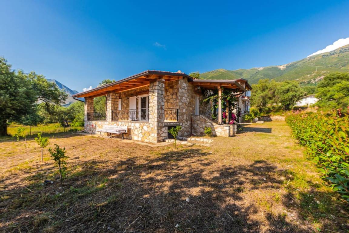House ∙ 2 Bedrooms ∙ 5 Guests - Qeparo