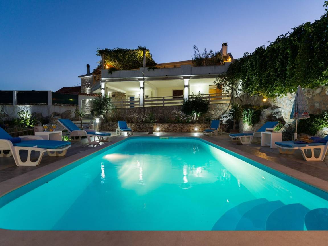 190 M² House ∙ 5 Bedrooms ∙ 14 Guests - Brela