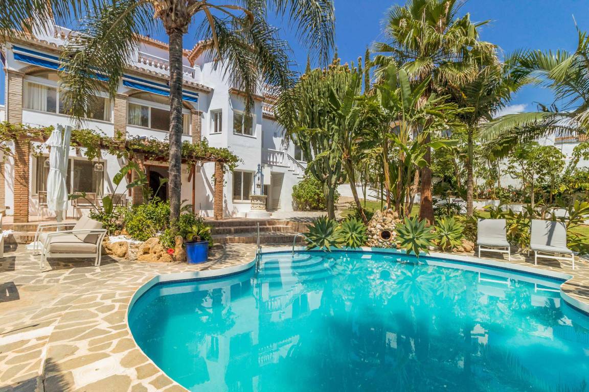 348 M² Apartment ∙ 5 Bedrooms ∙ 12 Guests - Estepona
