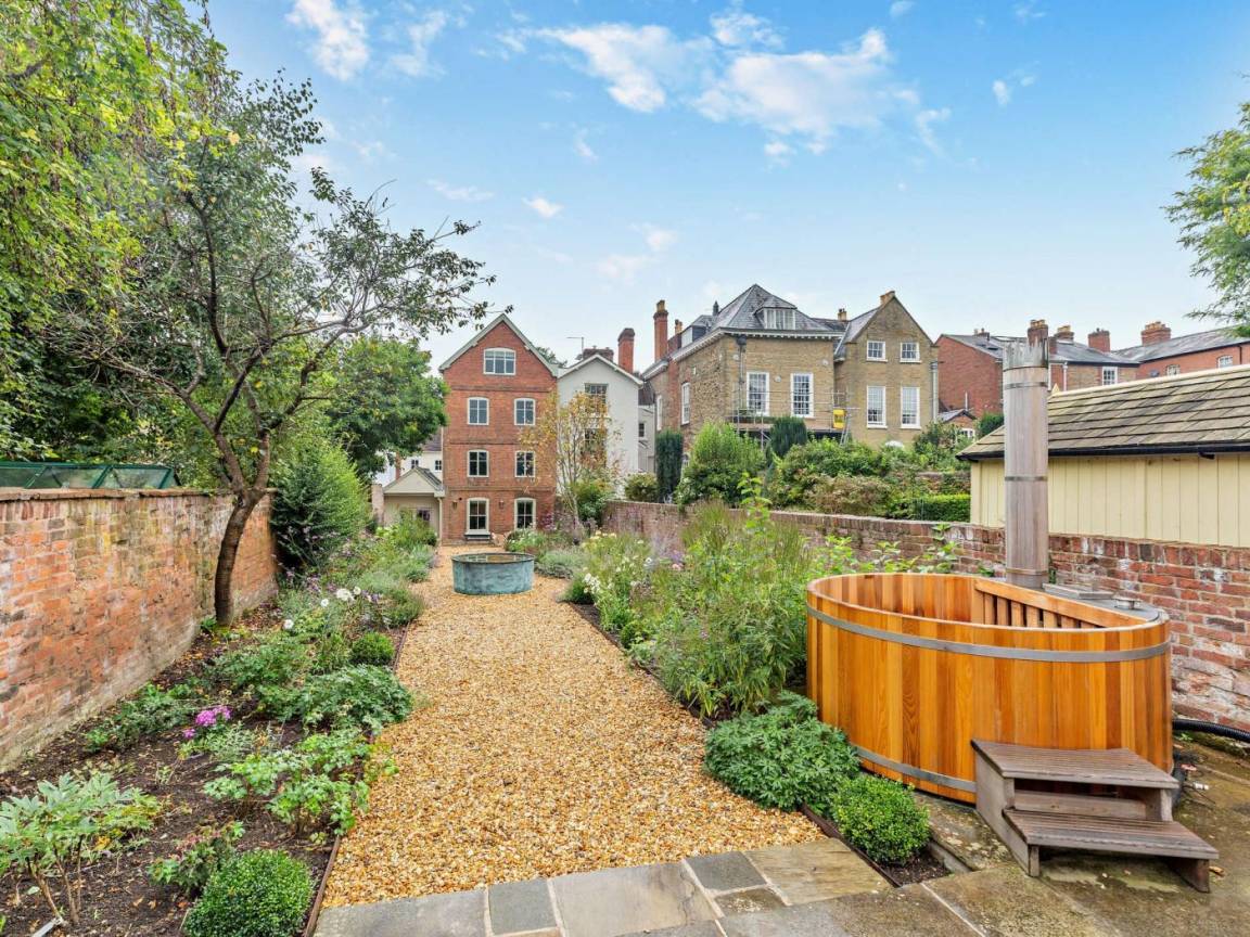 Cottage ∙ 6 Bedrooms ∙ 12 Guests - West Midlands