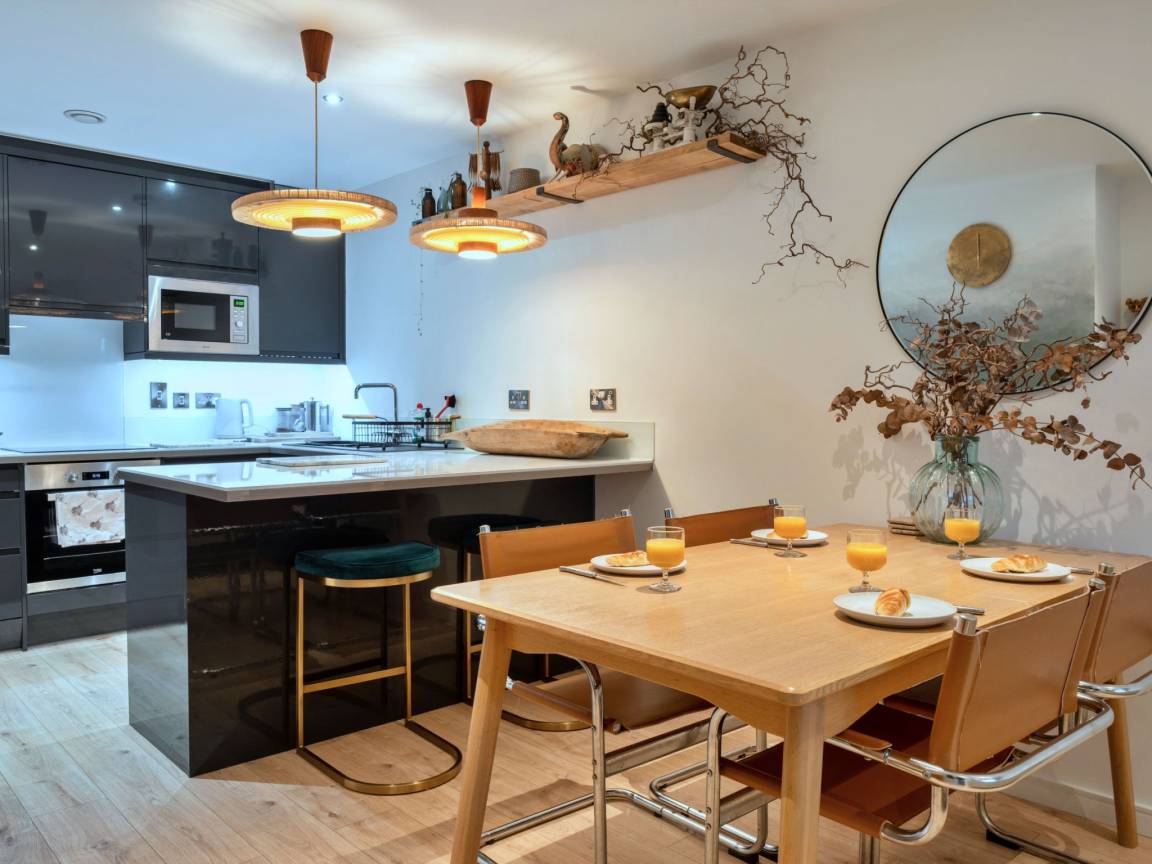 90 M² Apartment ∙ 2 Bedrooms ∙ 4 Guests - Plymouth
