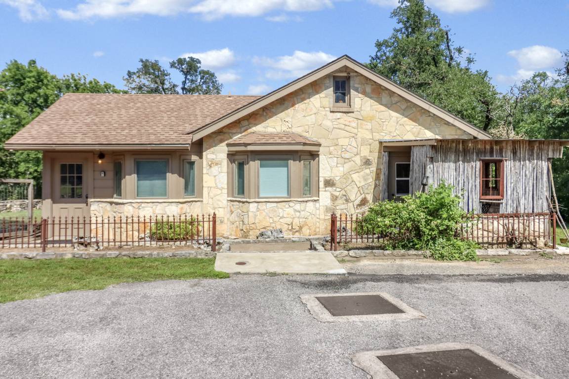 69 M² Cottage ∙ 2 Bedrooms ∙ 4 Guests - Driftwood, TX