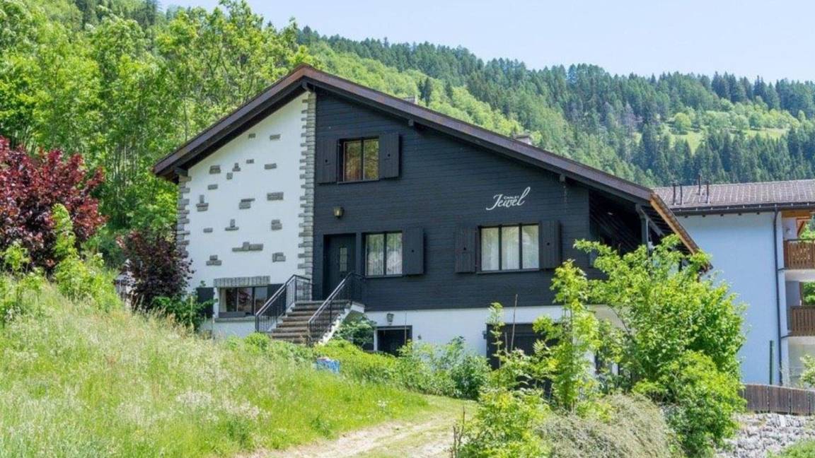 250 M² Ferienhaus ∙ 4 Schlafzimmer ∙ 8 Gäste - Ernen