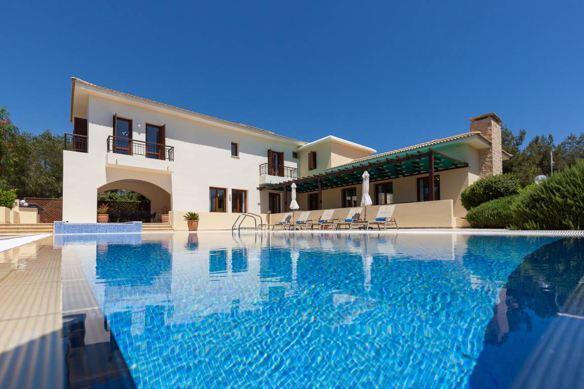 Villa ∙ 5 Bedrooms ∙ 10 Guests - Cyprus