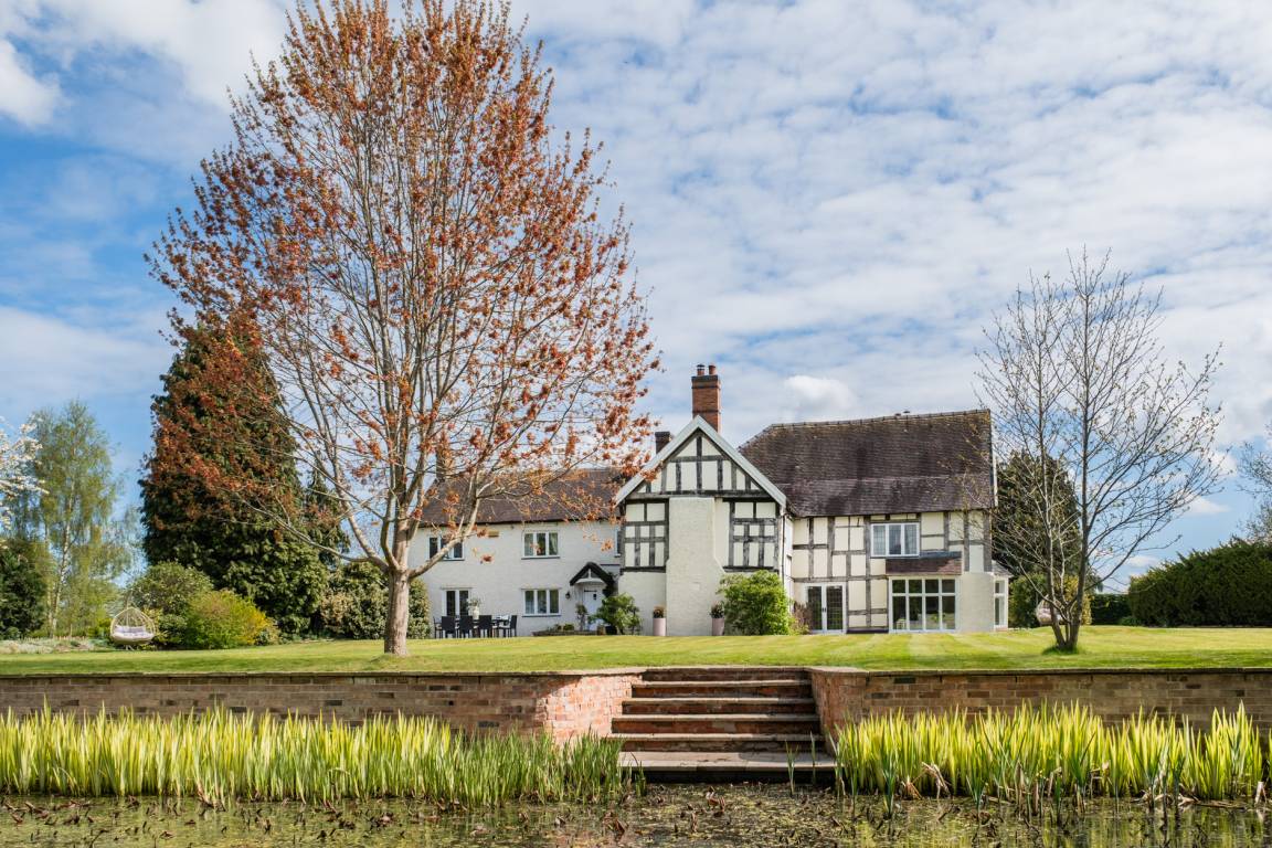 Cottage ∙ 6 Bedrooms ∙ 12 Guests - Cheshire