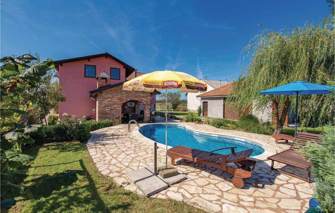 124 M² House ∙ 5 Bedrooms ∙ 7 Guests - Karlovac