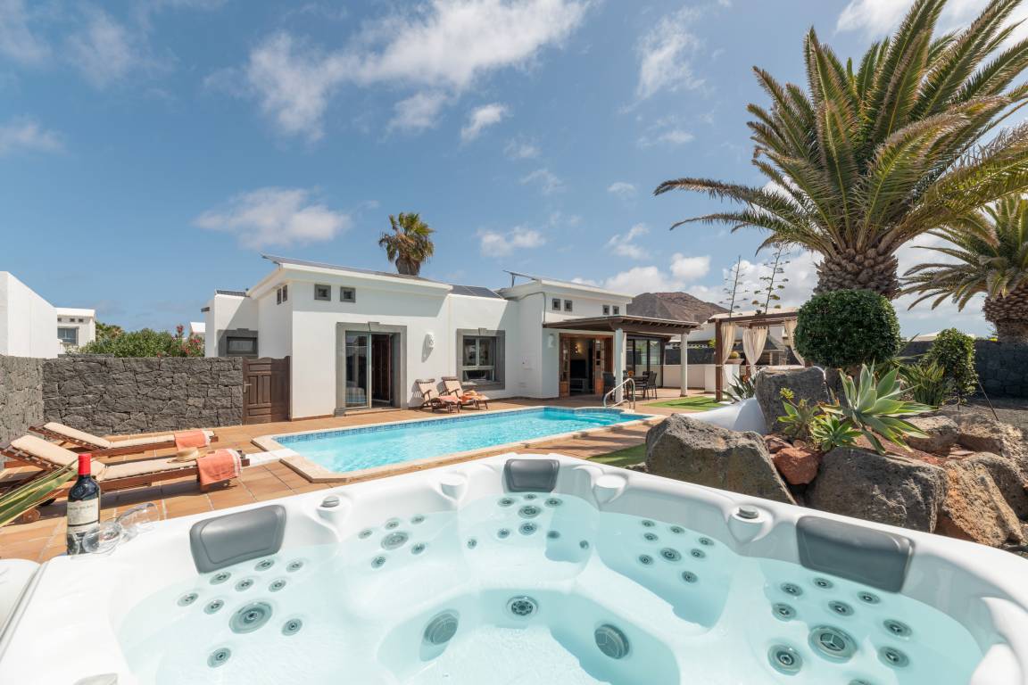 100 M² Villa ∙ 2 Bedrooms ∙ 4 Guests - Playa Blanca