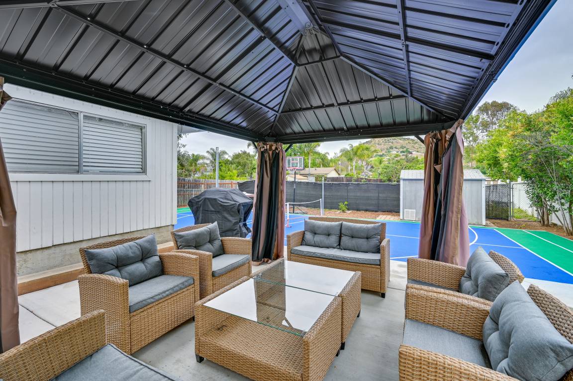 131 M² House ∙ 4 Bedrooms ∙ 8 Guests - Poway, CA