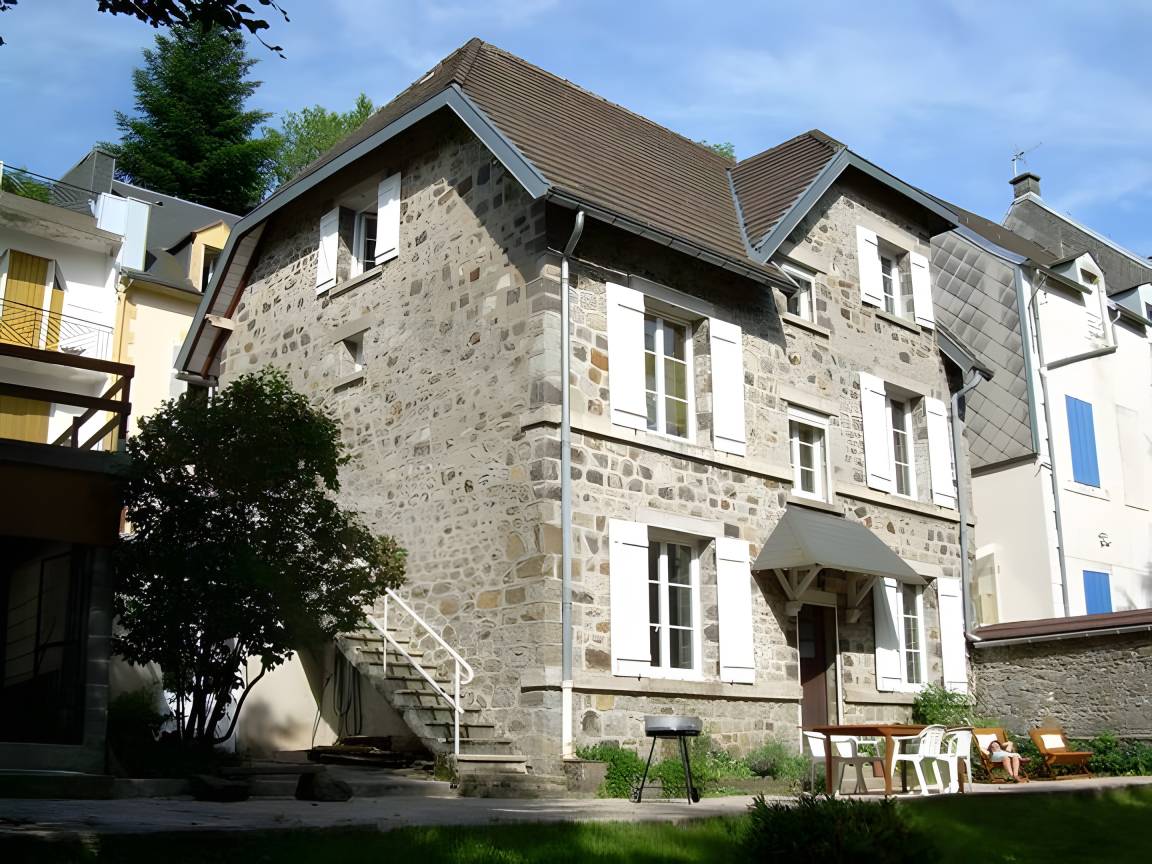 160 M² Villa ∙ 6 Bedrooms ∙ 13 Guests - La Bourboule