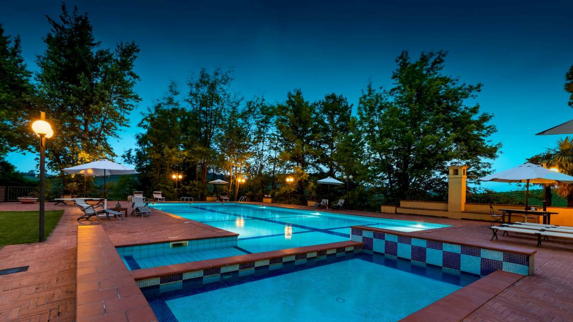 700 M² Villa Vacanza ∙ 8 Camere Da Letto ∙ 17 Ospiti - Acqui Terme