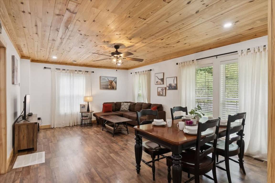 Apartment ∙ 3 Bedrooms ∙ 12 Guests - Pigeon Forge, TN