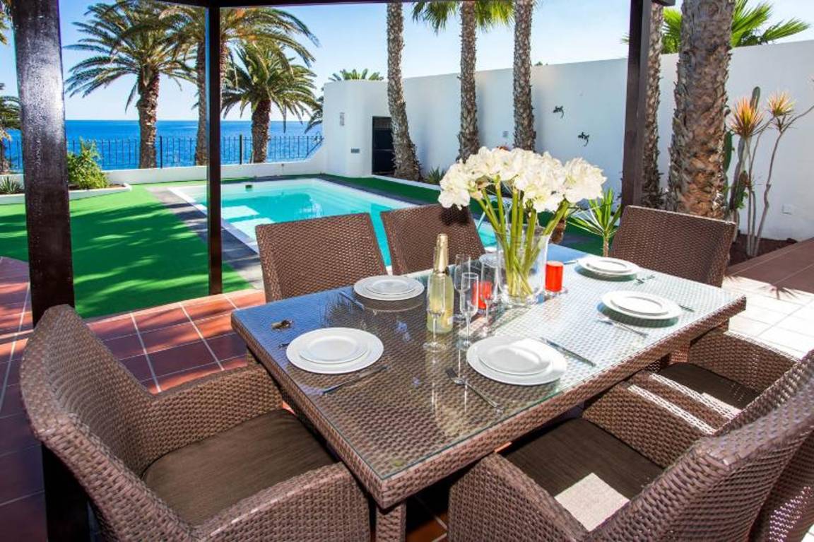 150 M² Villa ∙ 4 Bedrooms ∙ 8 Guests - Costa Teguise