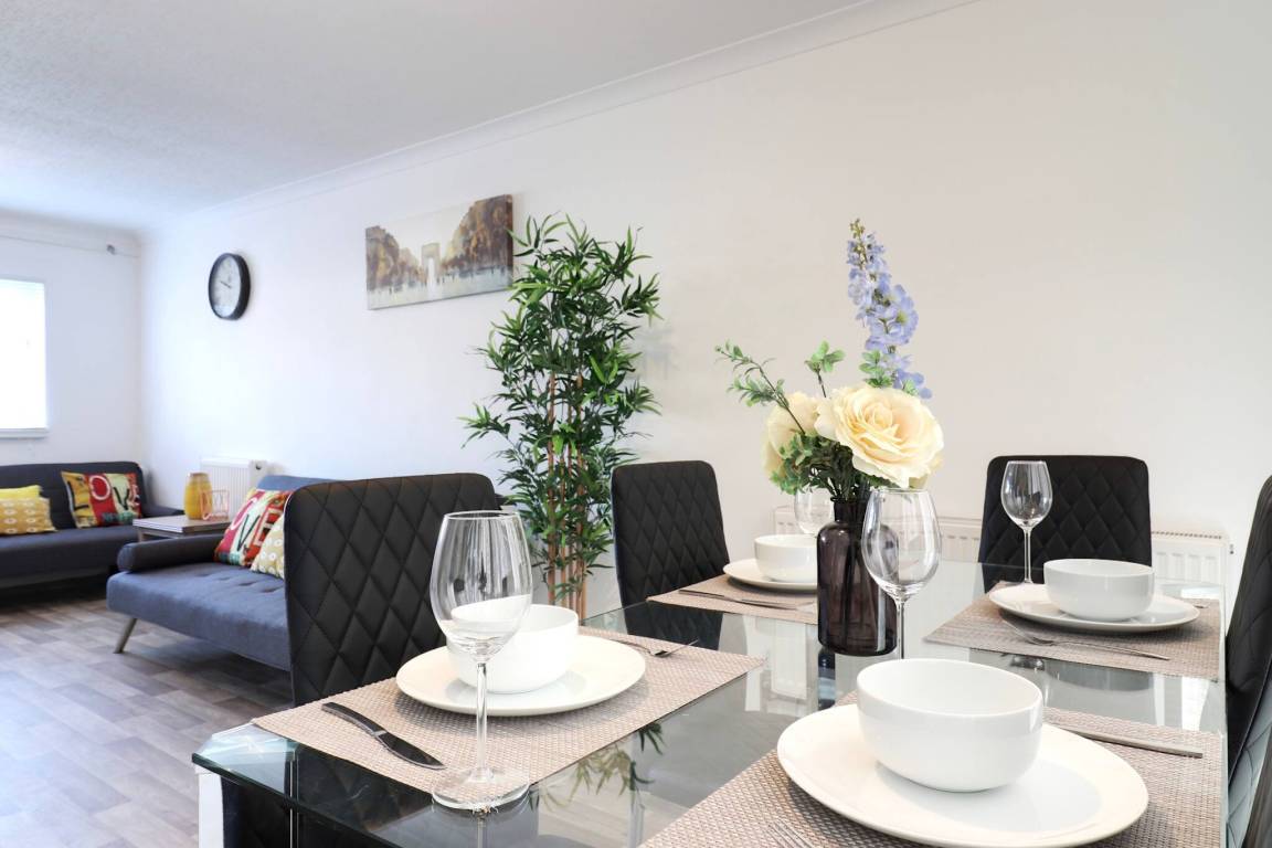 807 M² Apartment ∙ 3 Bedrooms ∙ 10 Guests - Stevenage