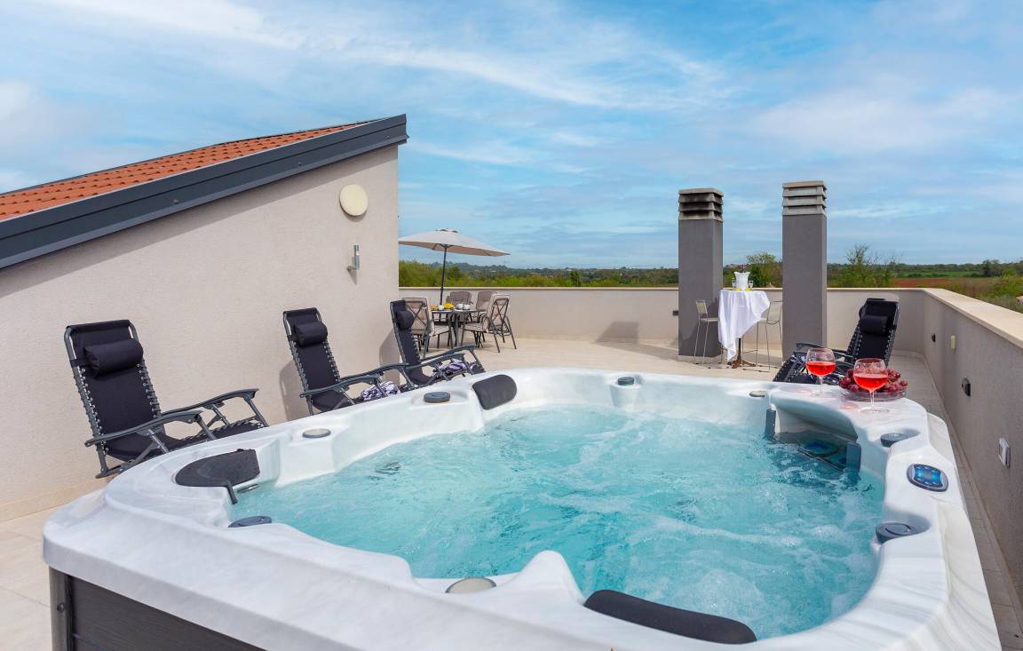 100 M² Maisonette ∙ 2 Bedrooms ∙ 5 Guests - Pula