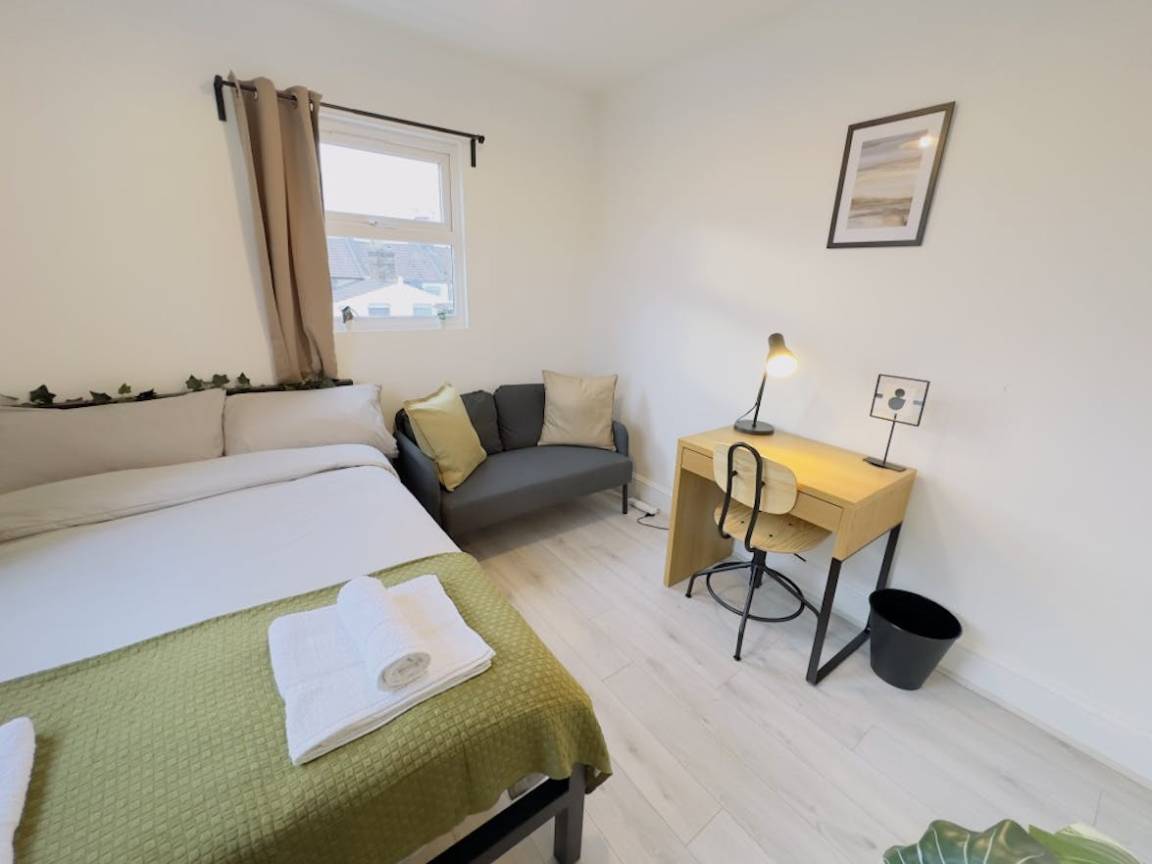 120 M² Private Room ∙ 1 Bedroom ∙ 1 Guest - East Ham - London