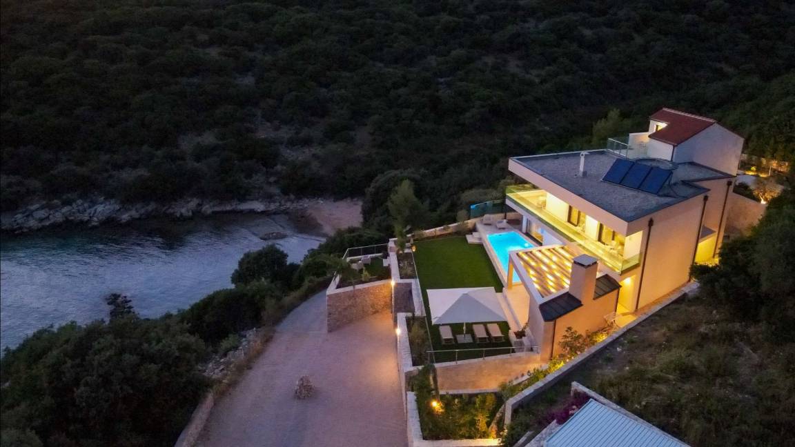 520 M² Villa ∙ 5 Makuuhuonetta ∙ 12 Vierasta - Lun