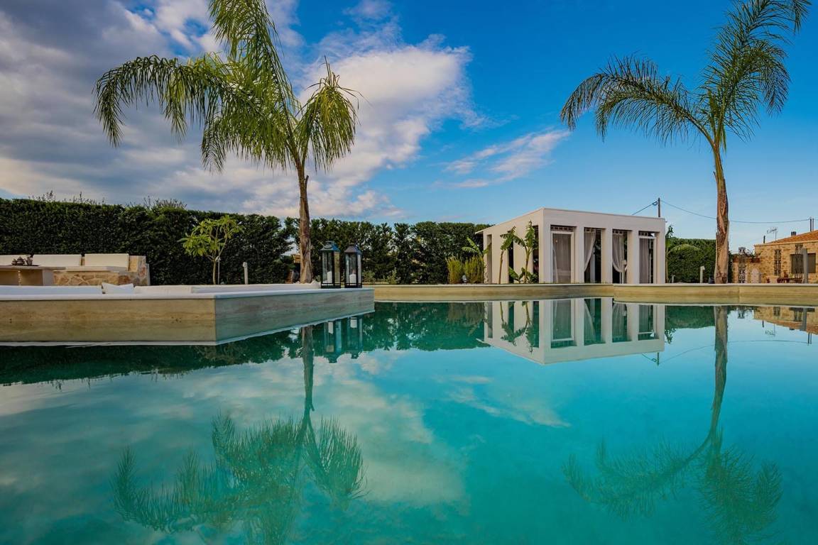 300 M² Villa ∙ 5 Bedrooms ∙ 10 Guests - Kalamaki