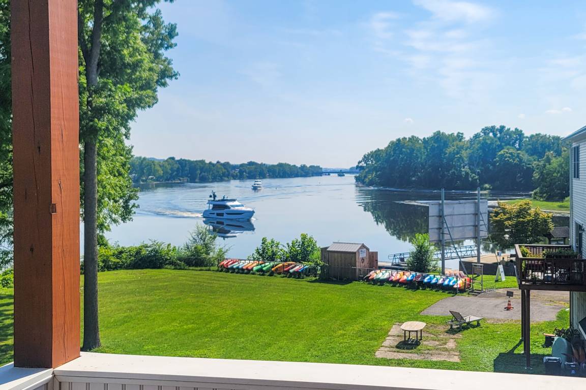 111 M² Apartment ∙ 2 Bedrooms ∙ 4 Guests - Troy, NY