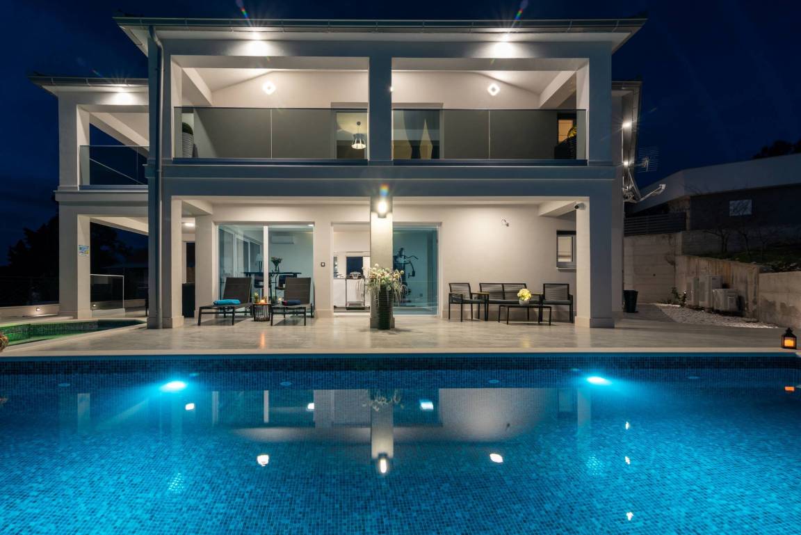 380 M² Villa ∙ 6 Bedrooms ∙ 12 Guests - Primošten
