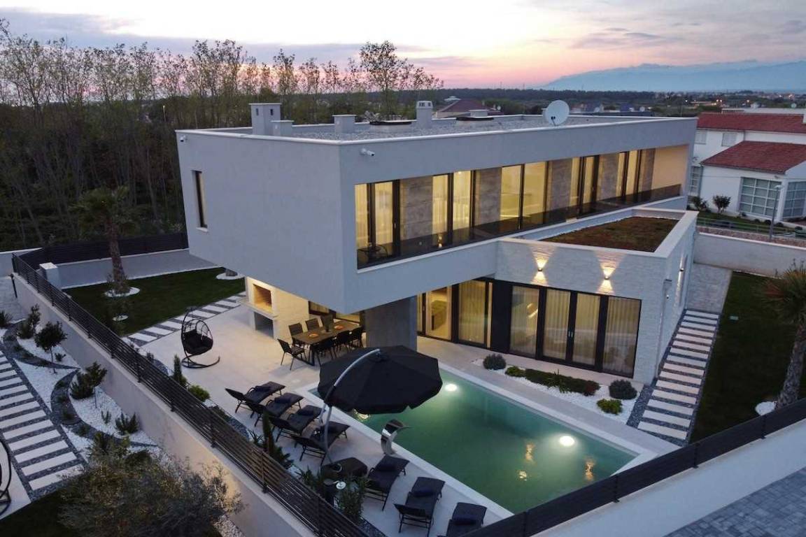 252 M² Villa ∙ 4 Makuuhuonetta ∙ 8 Vierasta - Vir