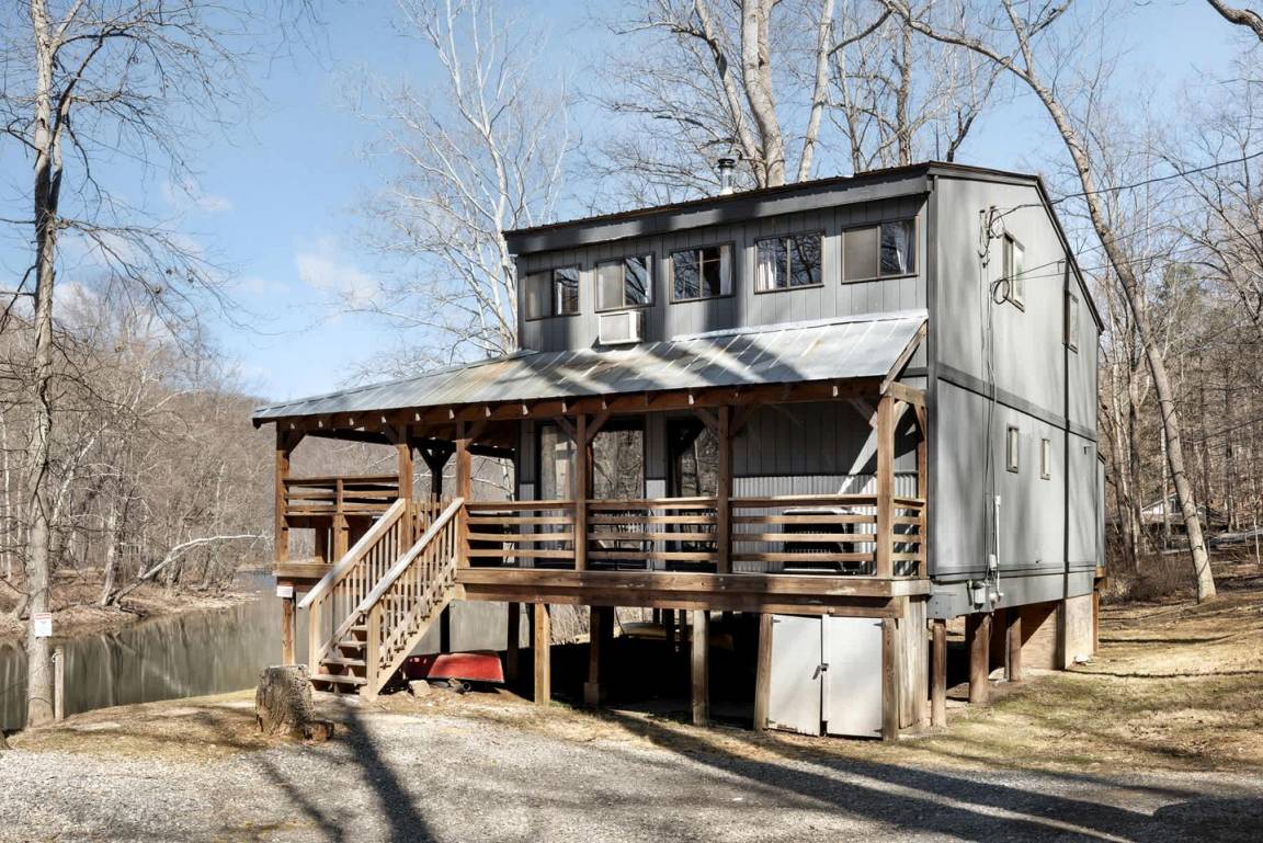 House ∙ 4 Bedrooms ∙ 10 Guests - Berkeley Springs, WV
