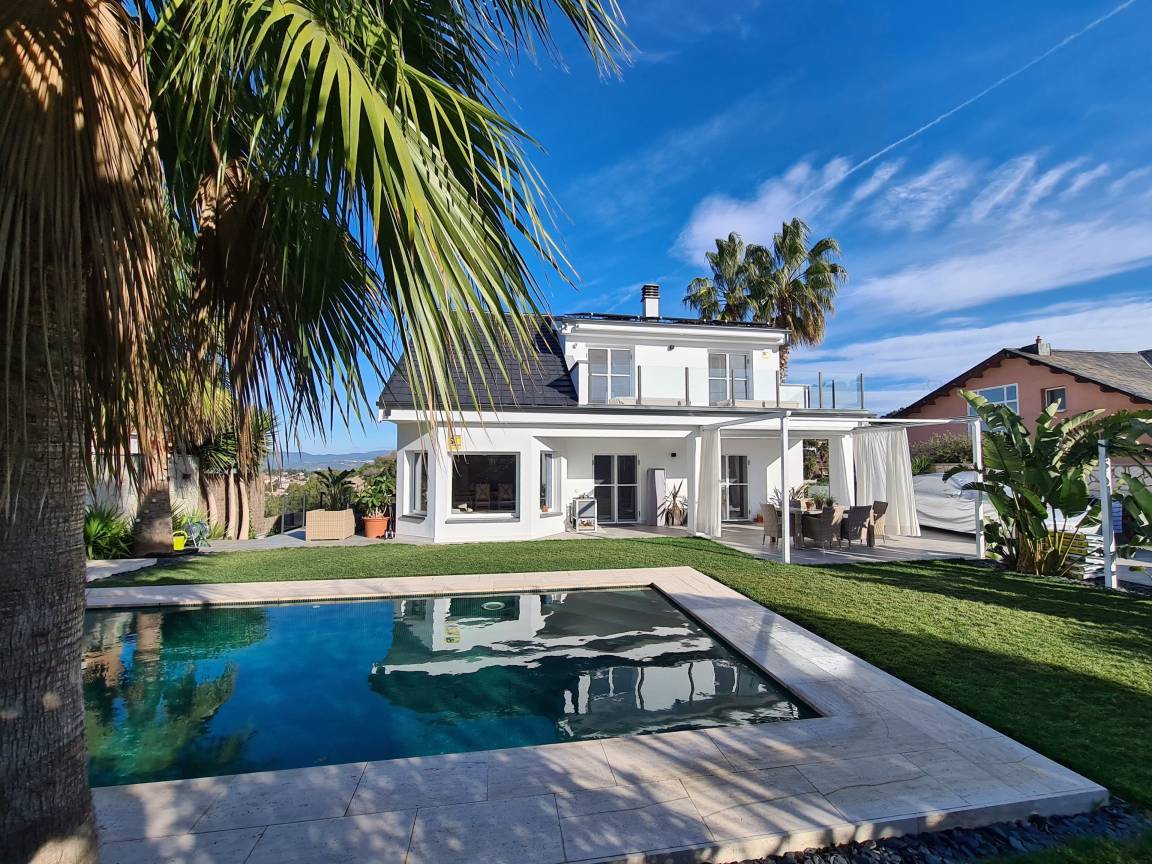 190 M² Talo ∙ 5 Makuuhuonetta ∙ 10 Vierasta - Rubí