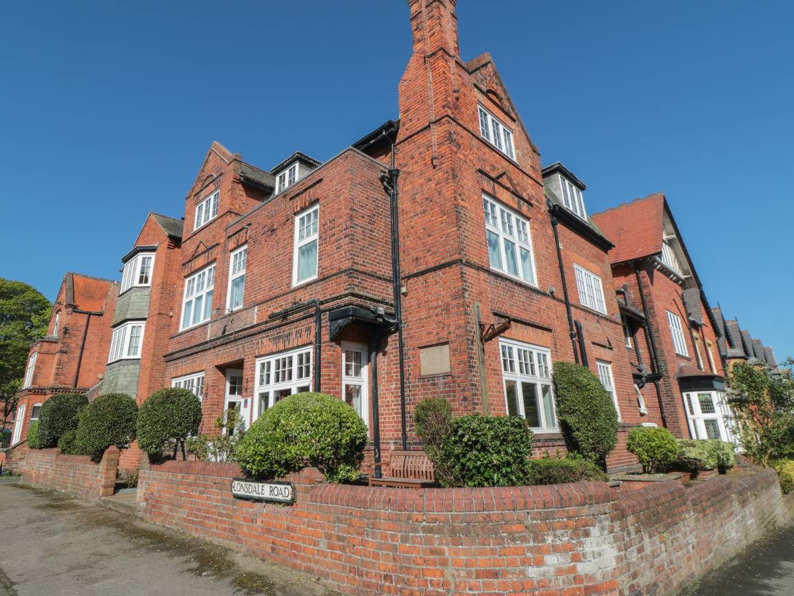 Cottage ∙ 11 Bedrooms ∙ 22 Guests - Scarborough