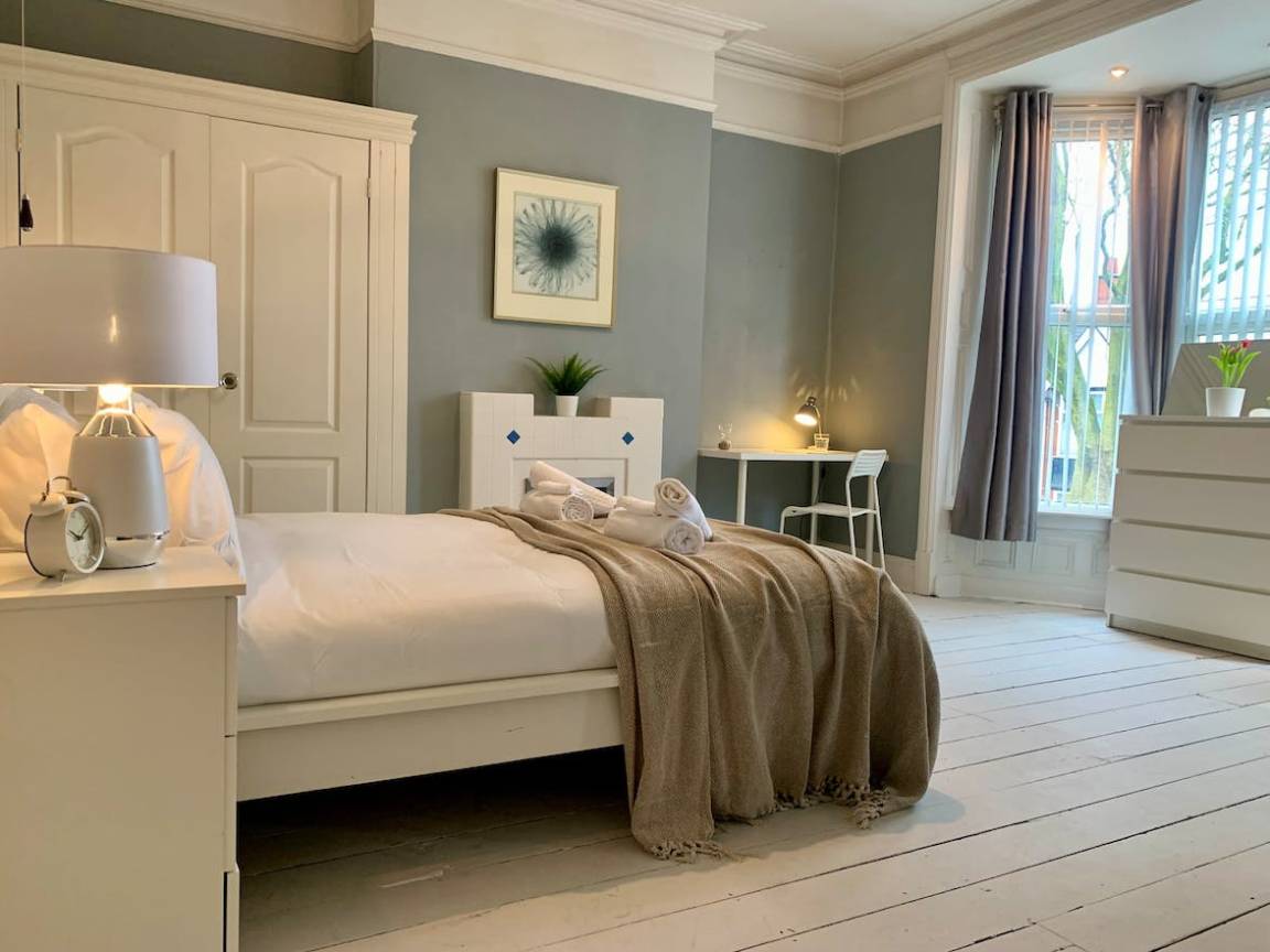 200 M² House ∙ 6 Bedrooms ∙ 12 Guests - Wolverhampton