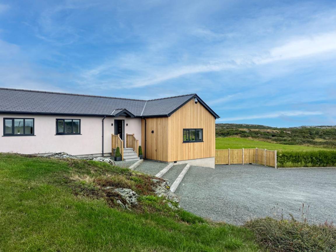 Cottage ∙ 3 Bedrooms ∙ 6 Guests - Holyhead