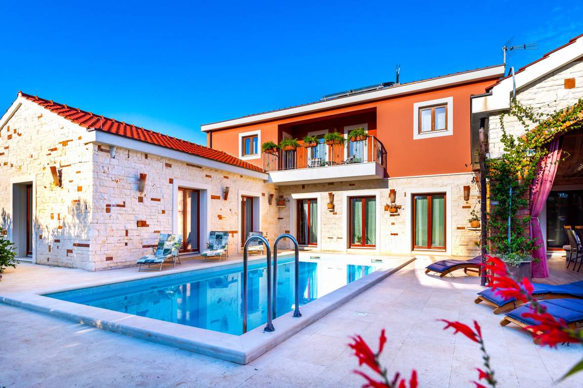 260 M² Ferienhaus ∙ 3 Schlafzimmer ∙ 8 Gäste - Brodarica