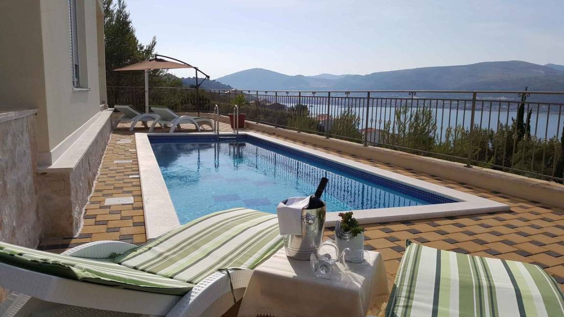330 M² House ∙ 7 Bedrooms ∙ 14 Guests - Trogir