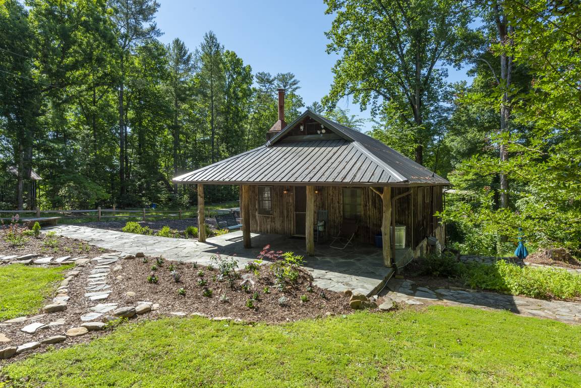 49 M² Cabin ∙ 2 Bedrooms ∙ 4 Guests - Lake James, NC