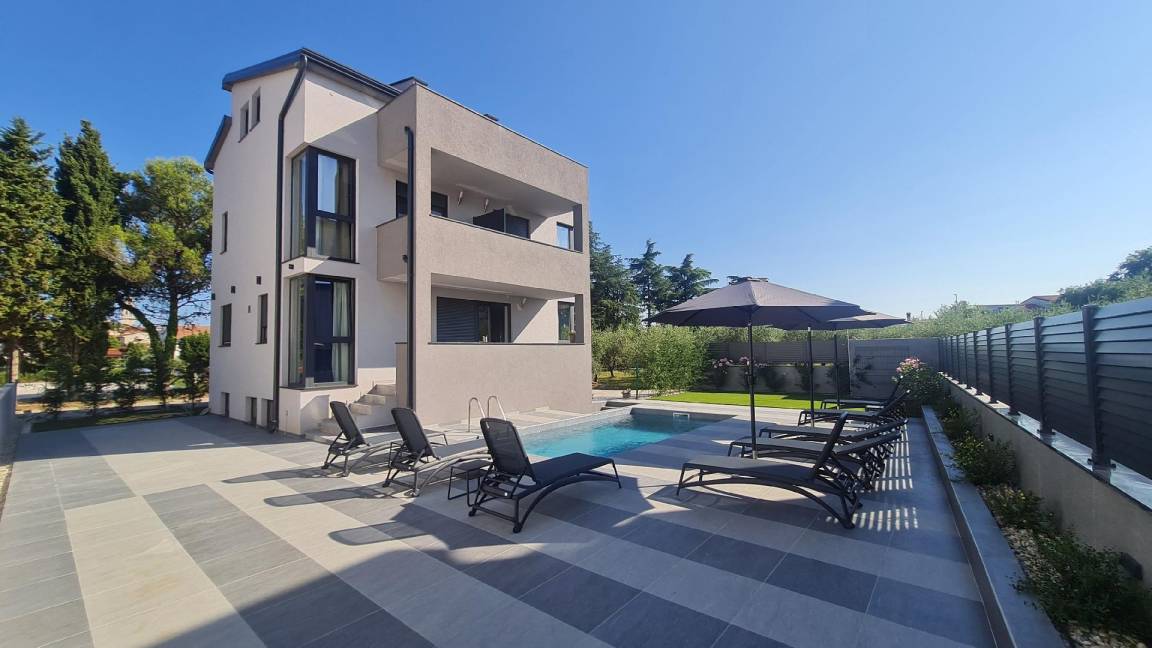 250 M² Ferienhaus ∙ 4 Schlafzimmer ∙ 8 Gäste - Poreč