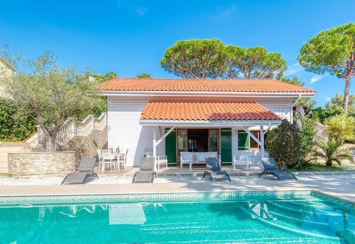 100 M² Villa ∙ 4 Chambres ∙ 10 Personnes - Lloret de Mar