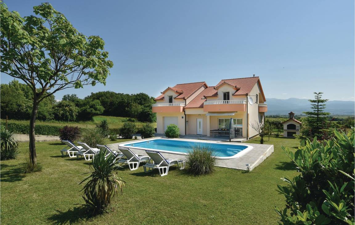 238 M² Casa ∙ 5 Habitaciones ∙ 10 Huéspedes - Sinj