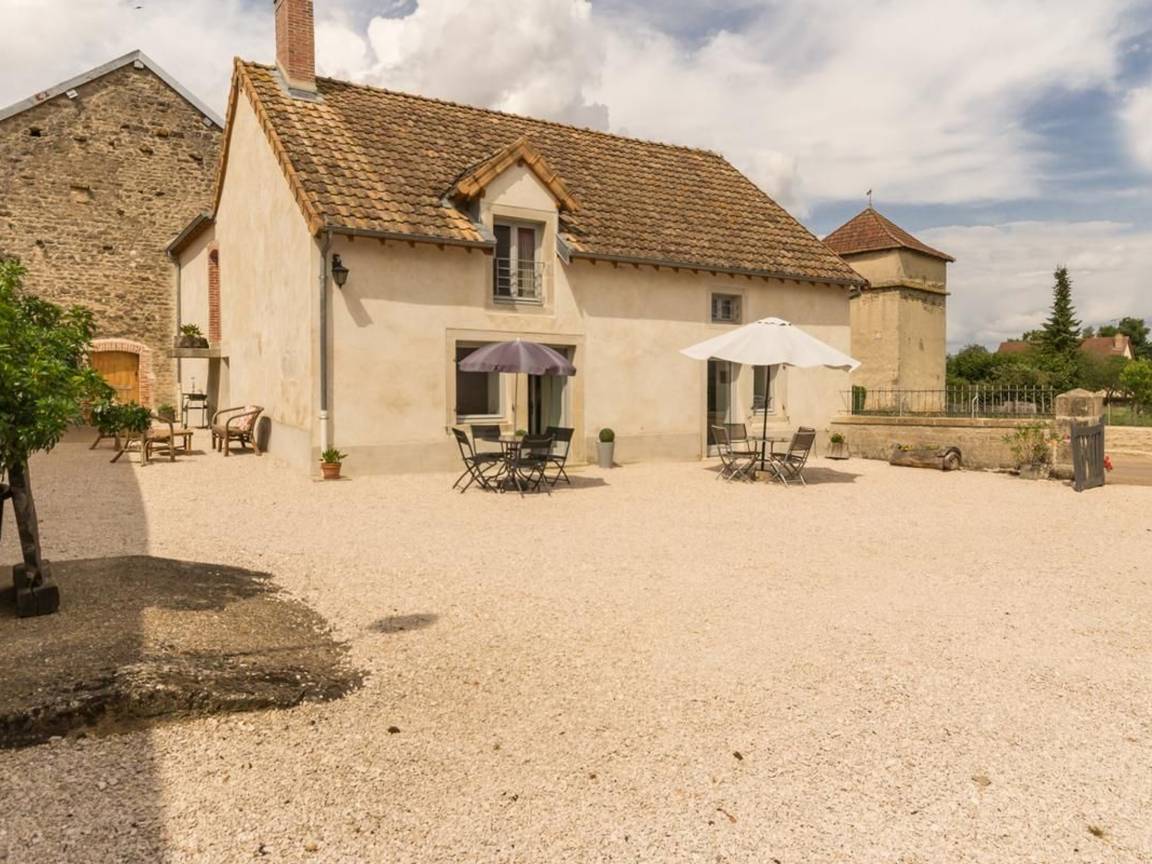160 M² Cottage ∙ 4 Bedrooms ∙ 8 Guests - Châteauneuf-en-Auxois