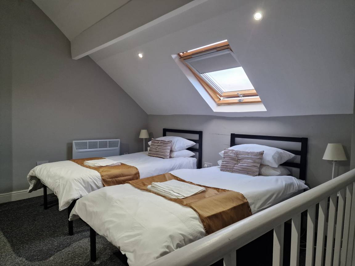 101 M² Apartment ∙ 3 Bedrooms ∙ 5 Guests - Bradford, United Kingdom