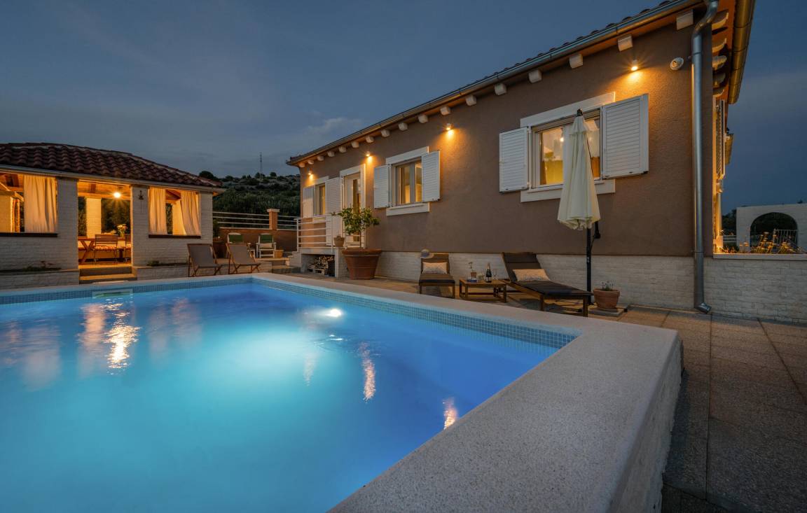 200 M² Ferienhaus ∙ 3 Schlafzimmer ∙ 8 Gäste - Šibenik