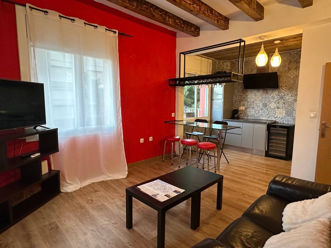 100 M² Apartamento ∙ 3 Habitaciones ∙ 4 Huéspedes - Pallejà