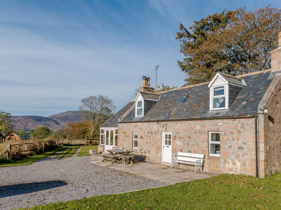 Cottage ∙ 3 Bedrooms ∙ 6 Guests - Aboyne